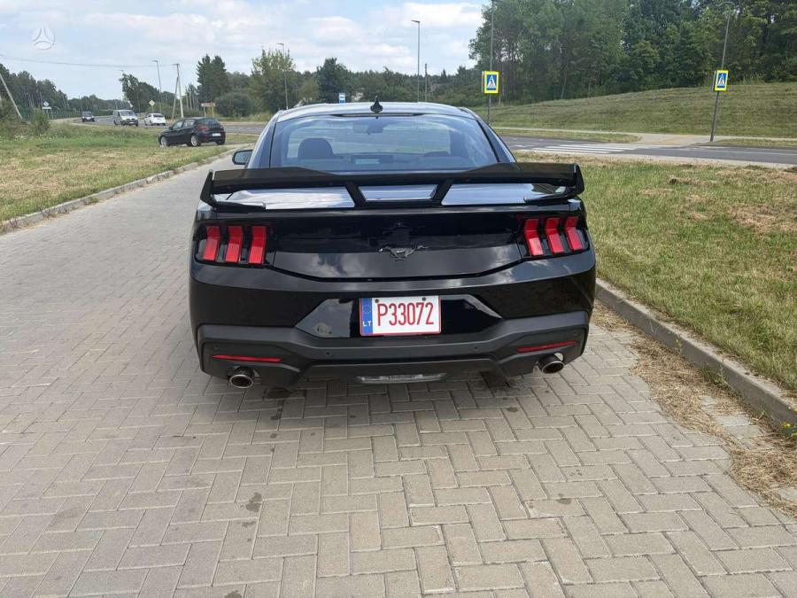 Melns Ford Mustang 2025 Kauņa, ar dzinēja tilpumu 2.30 L un nobraukumu 3 tūkst. km par 34000 €, foto 4 vietnē AUTOMOTO.COM.LV