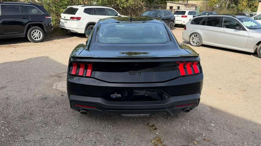 Black Ford Mustang 2025 in Ukmerge, with an engine capacity of 5.04 L and mileage of 22 thousand km for 20999 €, photo 3 on AUTOMOTO.COM.LV