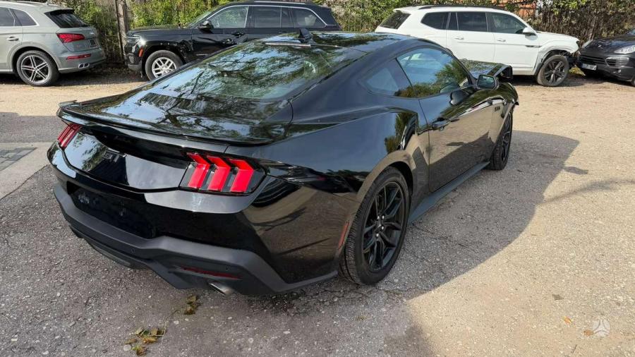 Black Ford Mustang 2025 in Ukmerge, with an engine capacity of 5.04 L and mileage of 22 thousand km for 20999 €, photo 4 on AUTOMOTO.COM.LV
