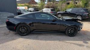 Black Ford Mustang 2025 in Ukmerge, with an engine capacity of 5.04 L and mileage of 22 thousand km for 20999 €, photo 5 on AUTOMOTO.COM.LV