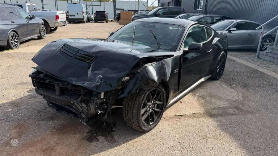 Black Ford Mustang 2025 in Ukmerge, with an engine capacity of 5.04 L and mileage of 22 thousand km for 20999 €, photo 9 on AUTOMOTO.COM.LV
