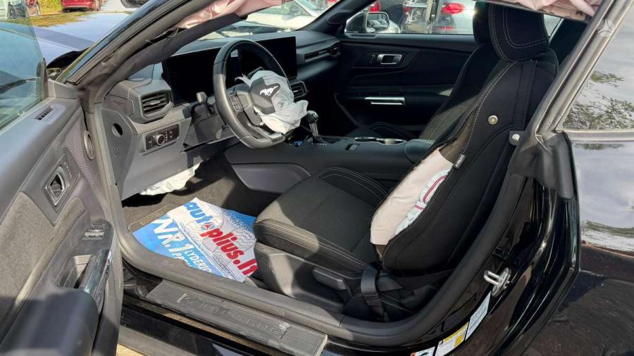 Black Ford Mustang 2025 in Ukmerge, with an engine capacity of 5.04 L and mileage of 22 thousand km for 20999 €, photo 12 on AUTOMOTO.COM.LV