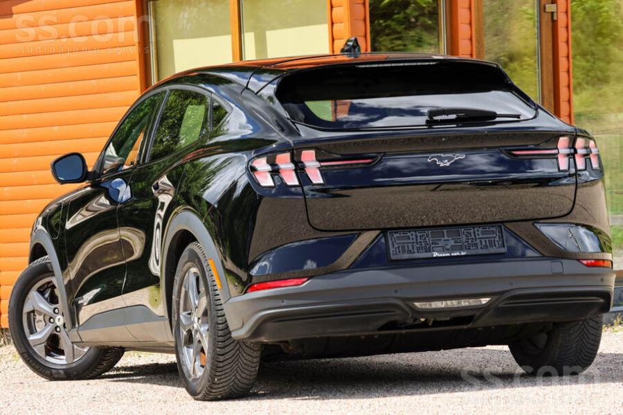 Black Ford Mustang 2021 in Tukums, with an engine capacity of 0.00 L and mileage of 147 thousand km for 23490 €, photo 4 on AUTOMOTO.COM.LV