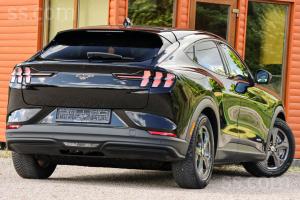 Black Ford Mustang 2021 in Tukums, with an engine capacity of 0.00 L and mileage of 147 thousand km for 23490 €, photo 5 on AUTOMOTO.COM.LV