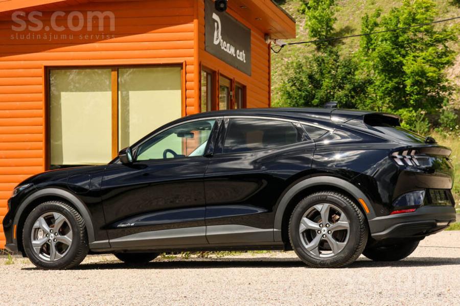 Black Ford Mustang 2021 in Tukums, with an engine capacity of 0.00 L and mileage of 147 thousand km for 23490 €, photo 6 on AUTOMOTO.COM.LV