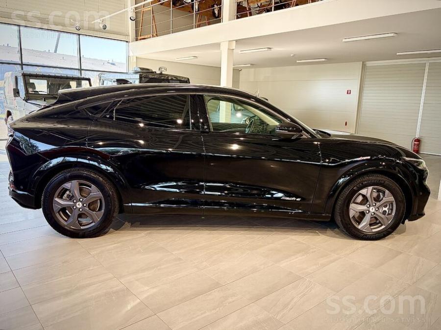 Black Ford Mustang 2021 in Dobele, with an engine capacity of 2.30 L and mileage of 23 thousand km for 28350 €, photo 3 on AUTOMOTO.COM.LV