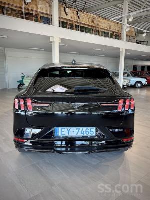 Black Ford Mustang 2021 in Dobele, with an engine capacity of 2.30 L and mileage of 23 thousand km for 28350 €, photo 5 on AUTOMOTO.COM.LV