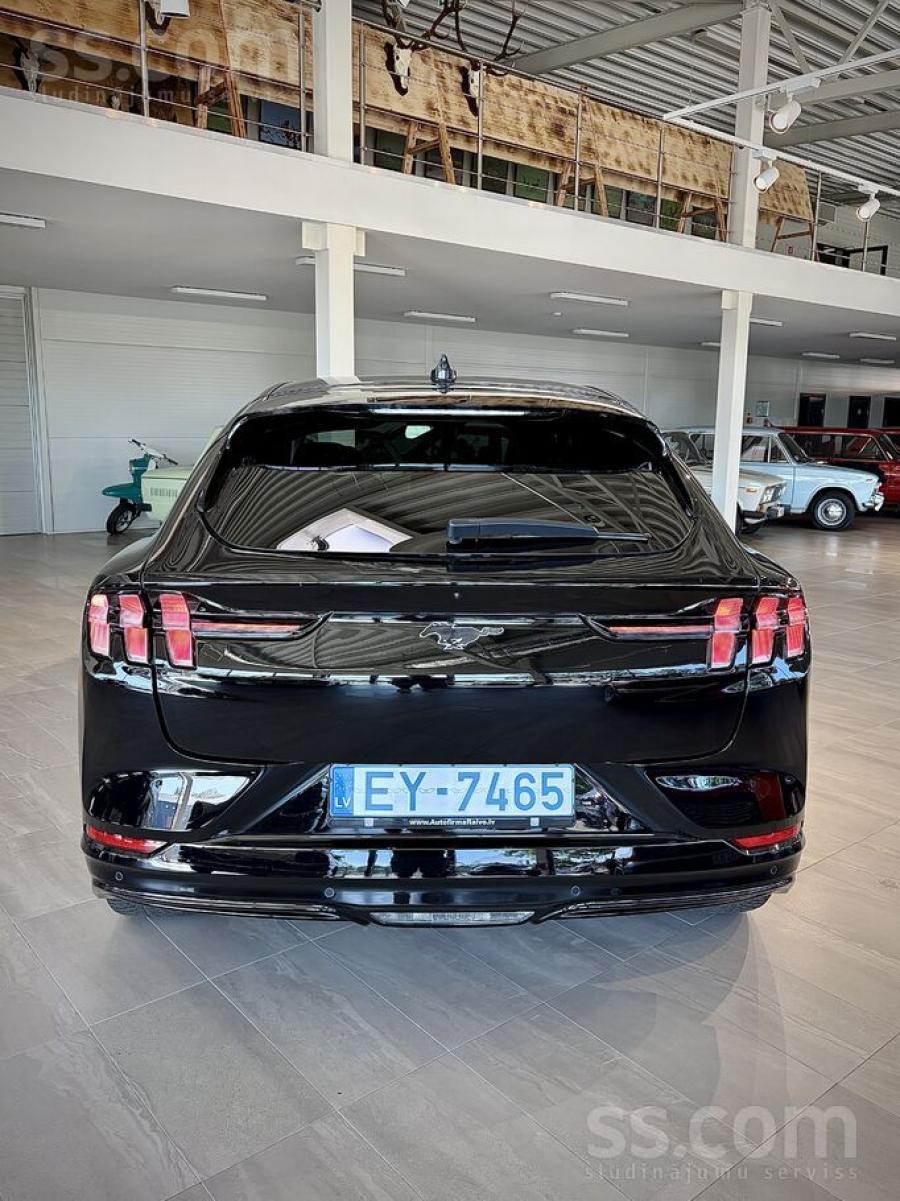 Black Ford Mustang 2021 in Dobele, with an engine capacity of 2.30 L and mileage of 23 thousand km for 28350 €, photo 5 on AUTOMOTO.COM.LV