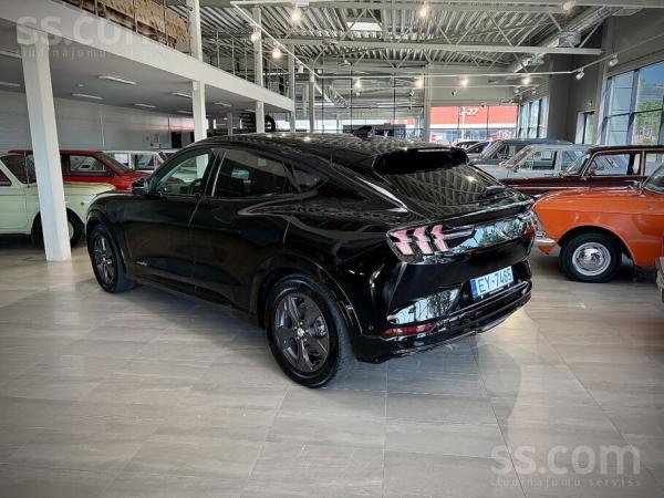 Black Ford Mustang 2021 in Dobele, with an engine capacity of 2.30 L and mileage of 23 thousand km for 28350 €, photo 6 on AUTOMOTO.COM.LV