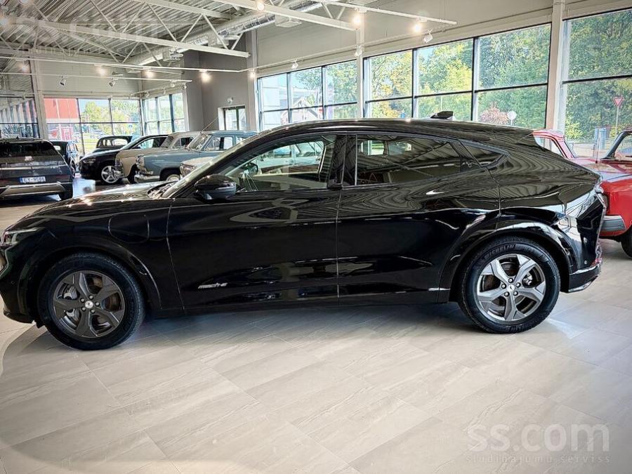 Black Ford Mustang 2021 in Dobele, with an engine capacity of 2.30 L and mileage of 23 thousand km for 28350 €, photo 7 on AUTOMOTO.COM.LV