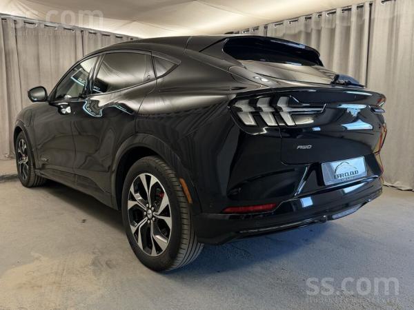 Black Ford Mustang 2022 in Riga, with an engine capacity of 0.00 L and mileage of 46 thousand km for 29990 €, photo 4 on AUTOMOTO.COM.LV