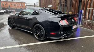 Black Ford Mustang 2021 in Kaunas, with an engine capacity of 2.30 L and mileage of 60 thousand km for 26499 €, photo 4 on AUTOMOTO.COM.LV
