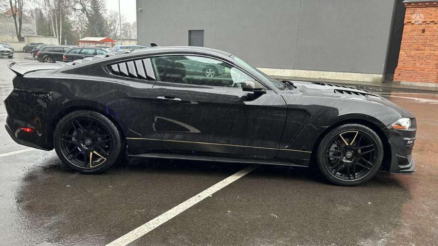 Black Ford Mustang 2021 in Kaunas, with an engine capacity of 2.30 L and mileage of 60 thousand km for 26499 €, photo 7 on AUTOMOTO.COM.LV