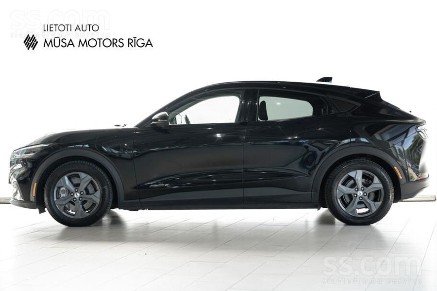 Black Ford Mustang 2021 in Riga, with an engine capacity of 4.00 L and mileage of 175 thousand km for 25900 €, photo 11 on AUTOMOTO.COM.LV