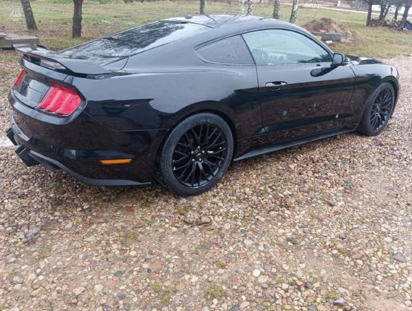 Black Ford Mustang 2019 in Vilnius, with an engine capacity of 5.00 L and mileage of 46 thousand km for 20500 €, photo 2 on AUTOMOTO.COM.LV