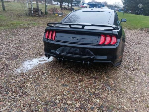 Black Ford Mustang 2019 in Vilnius, with an engine capacity of 5.00 L and mileage of 46 thousand km for 20500 €, photo 4 on AUTOMOTO.COM.LV