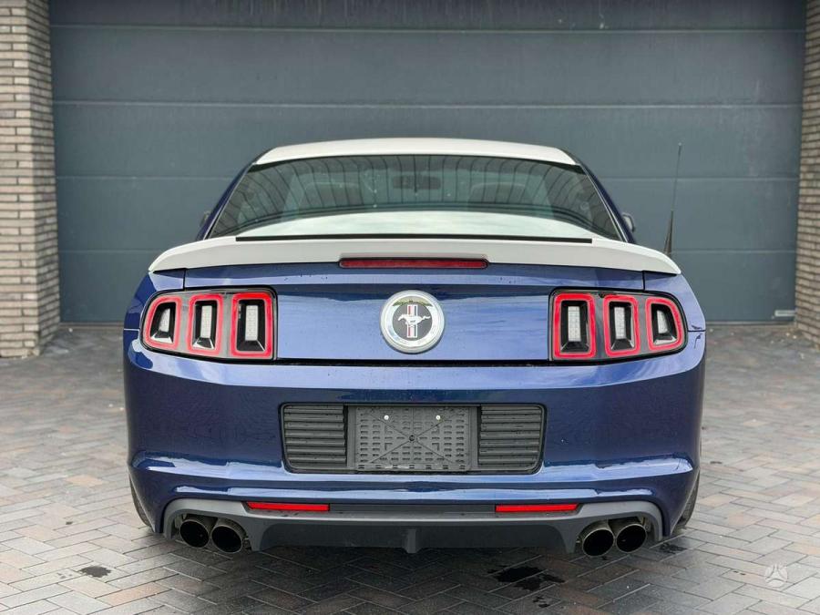 Blue Ford Mustang 2013 in Panevezys, with an engine capacity of 4.95 L and mileage of 89 thousand km for 40100 €, photo 6 on AUTOMOTO.COM.LV