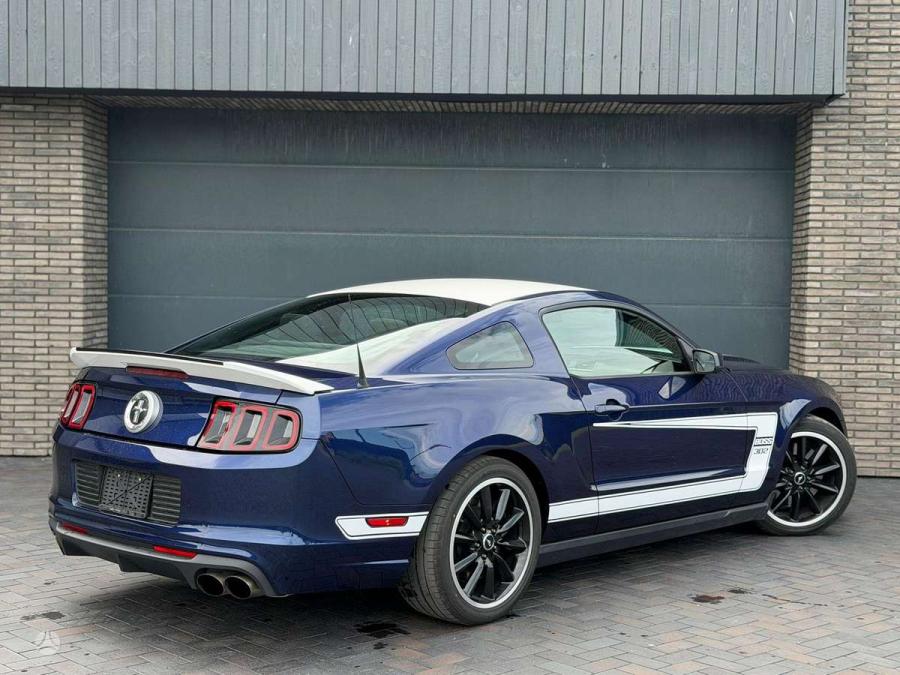 Blue Ford Mustang 2013 in Panevezys, with an engine capacity of 4.95 L and mileage of 89 thousand km for 40100 €, photo 7 on AUTOMOTO.COM.LV