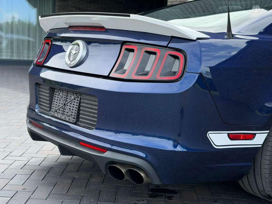 Blue Ford Mustang 2013 in Panevezys, with an engine capacity of 4.95 L and mileage of 89 thousand km for 40100 €, photo 8 on AUTOMOTO.COM.LV