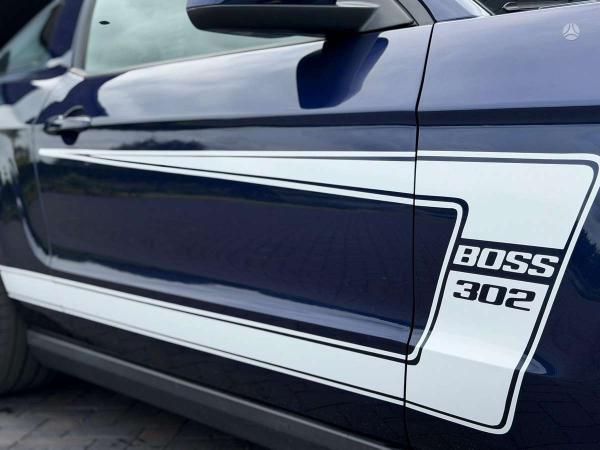Blue Ford Mustang 2013 in Panevezys, with an engine capacity of 4.95 L and mileage of 89 thousand km for 40100 €, photo 8 on AUTOMOTO.COM.LV