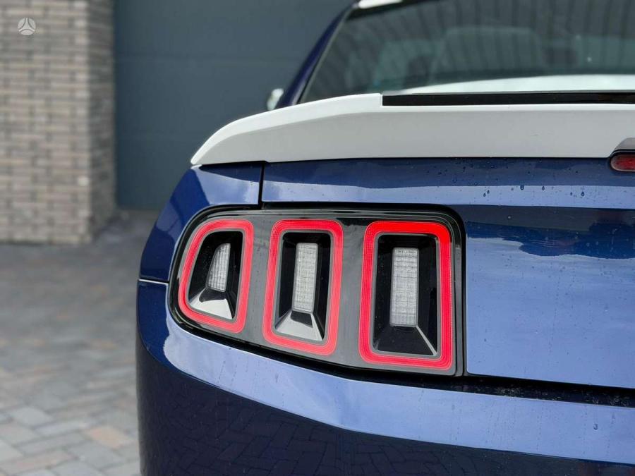 Blue Ford Mustang 2013 in Panevezys, with an engine capacity of 4.95 L and mileage of 89 thousand km for 40100 €, photo 27 on AUTOMOTO.COM.LV