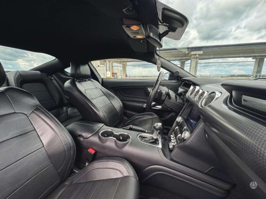 Blue Ford Mustang 2019 in Vilnius, with an engine capacity of 4.95 L and mileage of 74 thousand km for 32000 €, photo 12 on AUTOMOTO.COM.LV