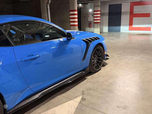 Ford Mustang 2024 Viļņa vietnē Zils Ford Mustang 2024 Viļņa, ar dzinēja tilpumu 5.04 L un nobraukumu 20 tūkst. km par 41000 €, foto 5 vietnē AUTOMOTO.COM.LV