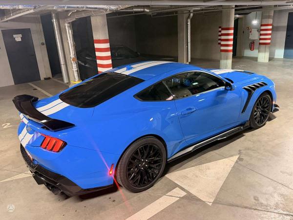 Ford Mustang 2024 Viļņa vietnē Zils Ford Mustang 2024 Viļņa, ar dzinēja tilpumu 5.04 L un nobraukumu 20 tūkst. km par 41000 €, foto 6 vietnē AUTOMOTO.COM.LV