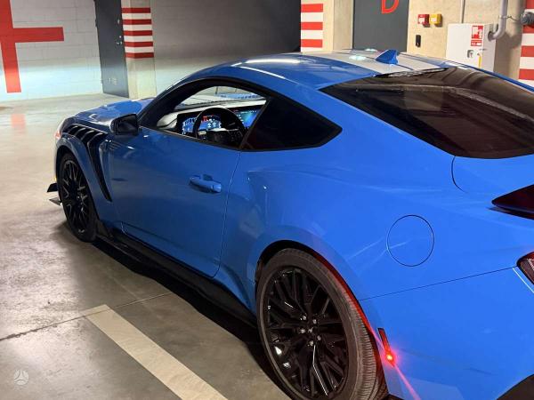 Ford Mustang 2024 Viļņa vietnē Zils Ford Mustang 2024 Viļņa, ar dzinēja tilpumu 5.04 L un nobraukumu 20 tūkst. km par 41000 €, foto 10 vietnē AUTOMOTO.COM.LV