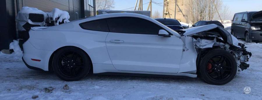 Ford Mustang 2022 Viļņa, ar dzinēja tilpumu 5.00 L un nobraukumu 70 tūkst. km par 16500 €, foto 4 vietnē AUTOMOTO.COM.LV