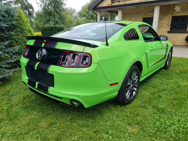 Green Ford Mustang 2013 in Siauliai, with an engine capacity of 3.73 L and mileage of 92 thousand km for 14499 €, photo 5 on AUTOMOTO.COM.LV
