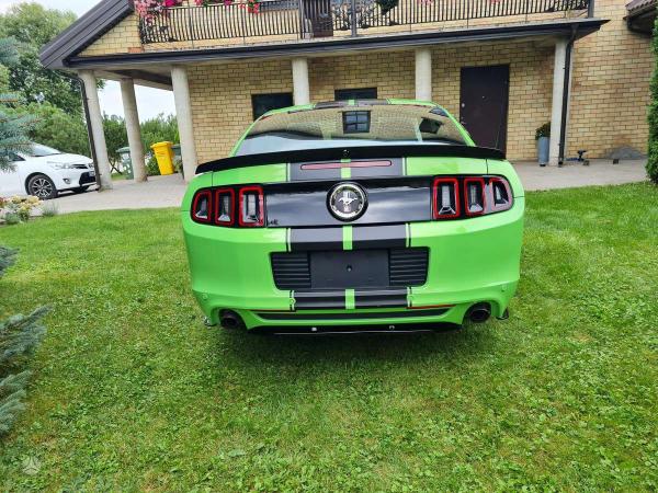 Green Ford Mustang 2013 in Siauliai, with an engine capacity of 3.73 L and mileage of 92 thousand km for 14499 €, photo 6 on AUTOMOTO.COM.LV