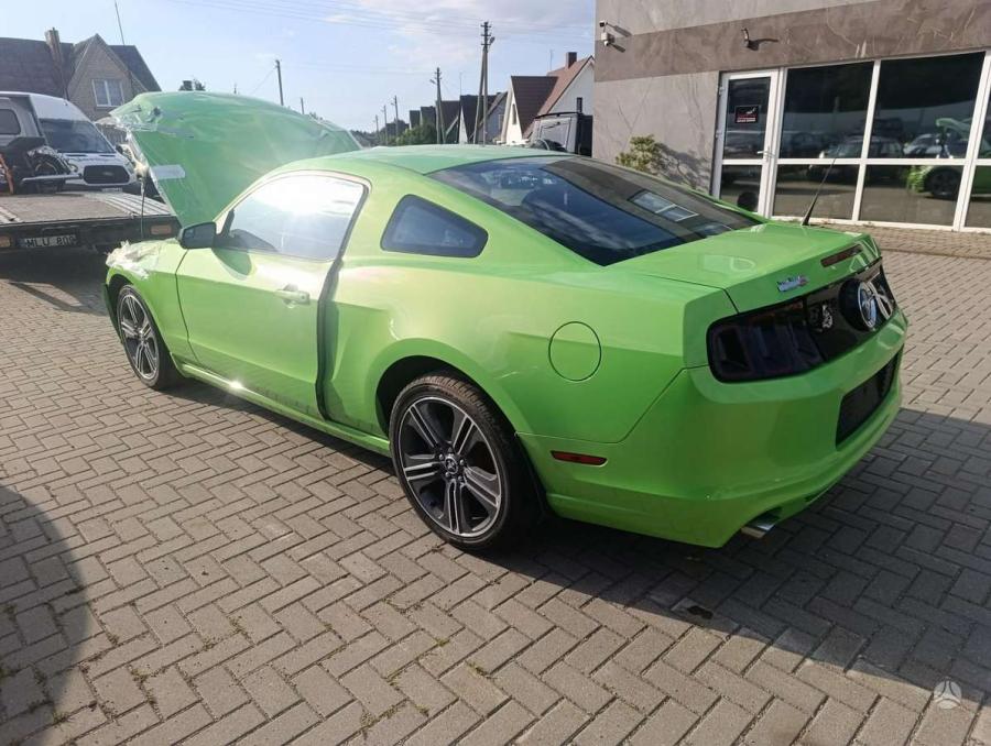 Green Ford Mustang 2013 in Radviliskis, with an engine capacity of 3.70 L and mileage of 72 thousand km for 7750 €, photo 1 on AUTOMOTO.COM.LV