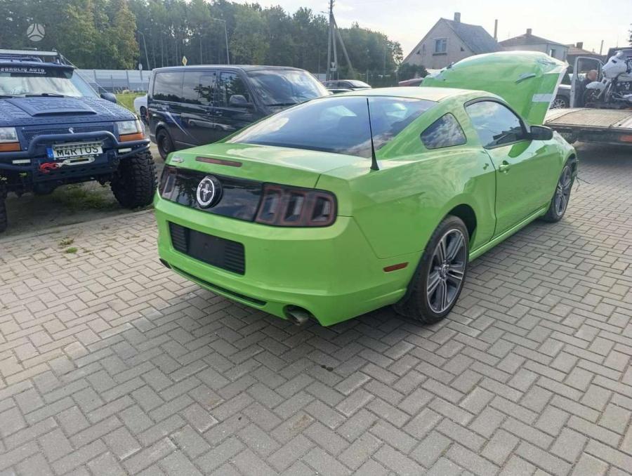 Green Ford Mustang 2013 in Radviliskis, with an engine capacity of 3.70 L and mileage of 72 thousand km for 7750 €, photo 3 on AUTOMOTO.COM.LV