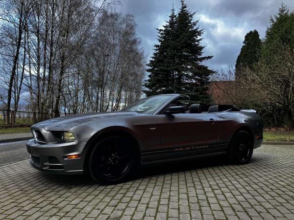 Grey Ford Mustang 2013 in Klaipeda, with an engine capacity of 3.73 L and mileage of 119 thousand km for 19662 €, photo 1 on AUTOMOTO.COM.LV