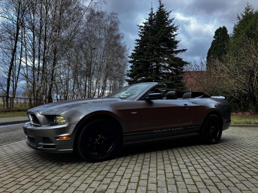 Grey Ford Mustang 2013 in Klaipeda, with an engine capacity of 3.73 L and mileage of 119 thousand km for 19662 €, photo 1 on AUTOMOTO.COM.LV