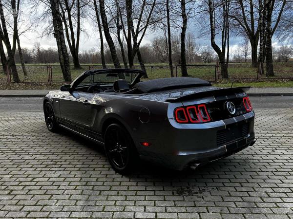Grey Ford Mustang 2013 in Klaipeda, with an engine capacity of 3.73 L and mileage of 119 thousand km for 19662 €, photo 4 on AUTOMOTO.COM.LV