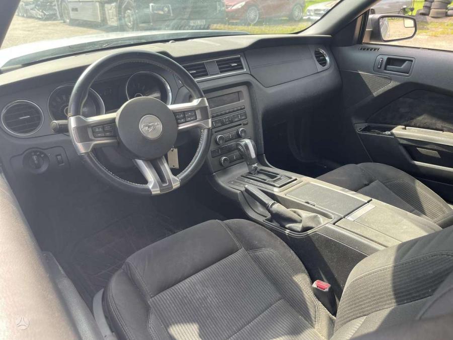 Grey Ford Mustang 2013 in Utena, with an engine capacity of 3.73 L and mileage of 159 thousand km for 4900 €, photo 7 on AUTOMOTO.COM.LV