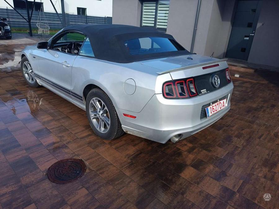 Pelēks Ford Mustang 2014 Tauragė, ar dzinēja tilpumu 3.73 L un nobraukumu 205 tūkst. km par 8700 €, foto 4 vietnē AUTOMOTO.COM.LV