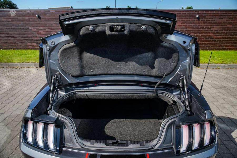 Pelēks Ford Mustang 2022 Marijampole, ar dzinēja tilpumu 5.04 L un nobraukumu 13 tūkst. km par 35450 €, foto 17 vietnē AUTOMOTO.COM.LV