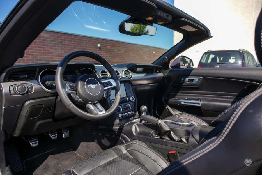 Pelēks Ford Mustang 2022 Marijampole, ar dzinēja tilpumu 5.04 L un nobraukumu 13 tūkst. km par 35450 €, foto 33 vietnē AUTOMOTO.COM.LV