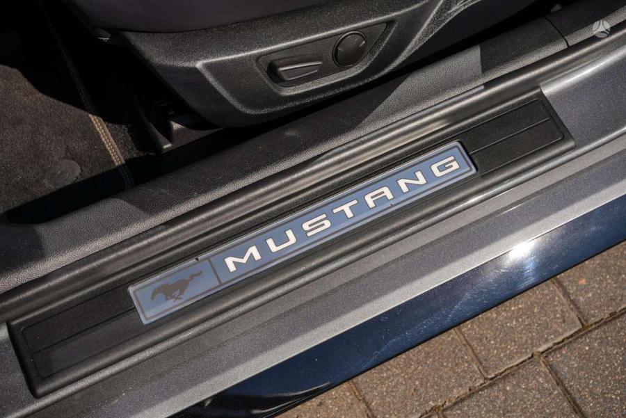 Pelēks Ford Mustang 2022 Marijampole, ar dzinēja tilpumu 5.04 L un nobraukumu 13 tūkst. km par 35450 €, foto 36 vietnē AUTOMOTO.COM.LV