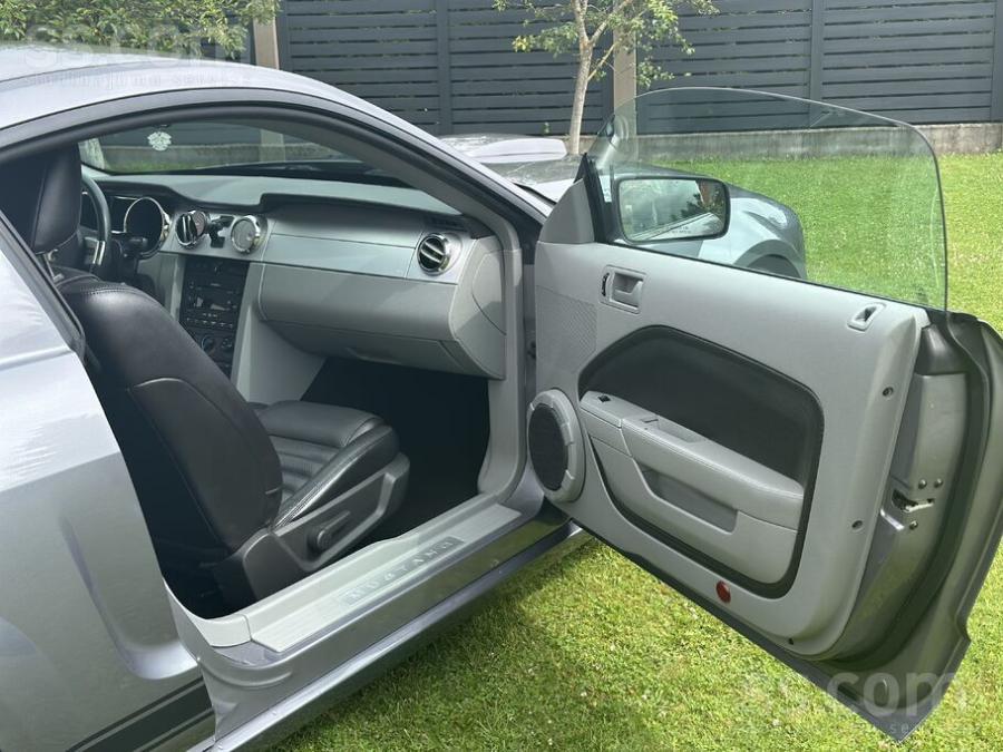 Grey Ford Mustang 2007 in Ogre, with an engine capacity of 4.60 L and mileage of 101 thousand km for 16900 €, photo 13 on AUTOMOTO.COM.LV