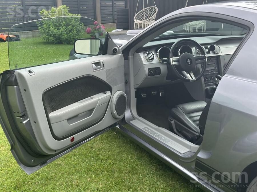 Grey Ford Mustang 2007 in Ogre, with an engine capacity of 4.60 L and mileage of 101 thousand km for 16900 €, photo 14 on AUTOMOTO.COM.LV