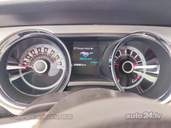 Pelēks Ford Mustang 2013 Tallina, ar dzinēja tilpumu 3.70 L un nobraukumu 230 tūkst. km par 14999 €, foto 2 vietnē AUTOMOTO.COM.LV