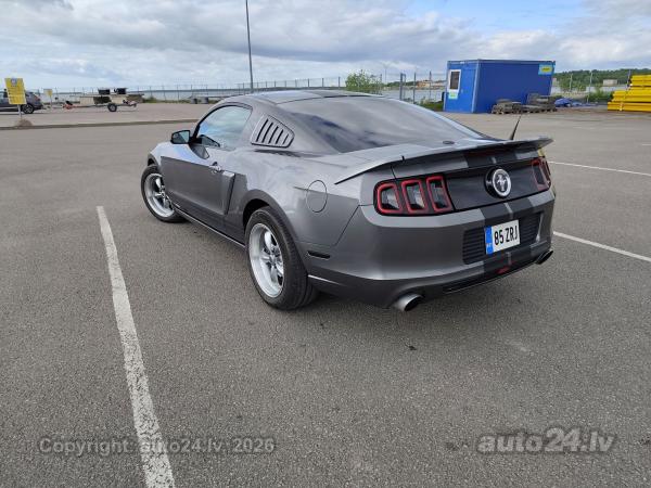 Pelēks Ford Mustang 2013 Tallina, ar dzinēja tilpumu 3.70 L un nobraukumu 230 tūkst. km par 14999 €, foto 9 vietnē AUTOMOTO.COM.LV
