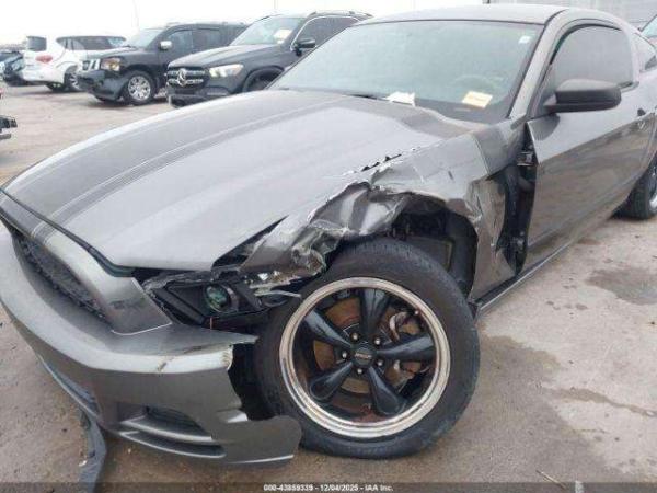 Pelēks Ford Mustang 2014 Klaipėda, ar dzinēja tilpumu 3.73 L un nobraukumu 145 tūkst. km par 3350 €, foto 6 vietnē AUTOMOTO.COM.LV