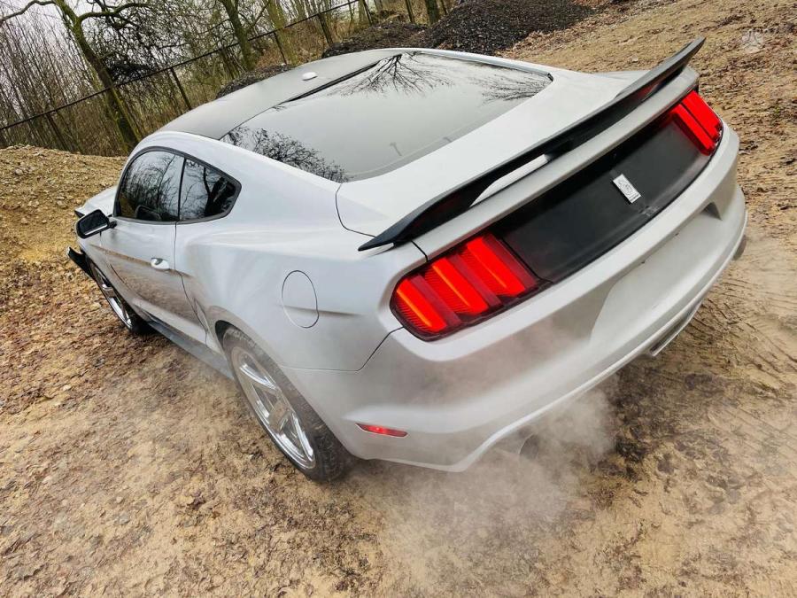 Pelēks Ford Mustang 2015 Kaišiadorys, ar dzinēja tilpumu 2.30 L un nobraukumu 110 tūkst. km par 7777 €, foto 3 vietnē AUTOMOTO.COM.LV