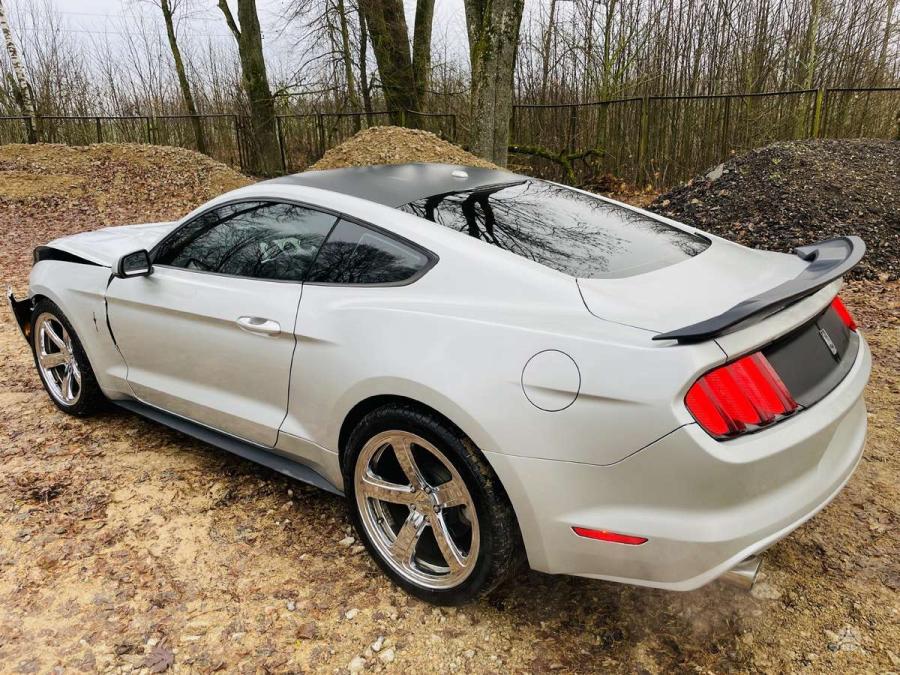 Pelēks Ford Mustang 2015 Kaišiadorys, ar dzinēja tilpumu 2.30 L un nobraukumu 110 tūkst. km par 7777 €, foto 4 vietnē AUTOMOTO.COM.LV