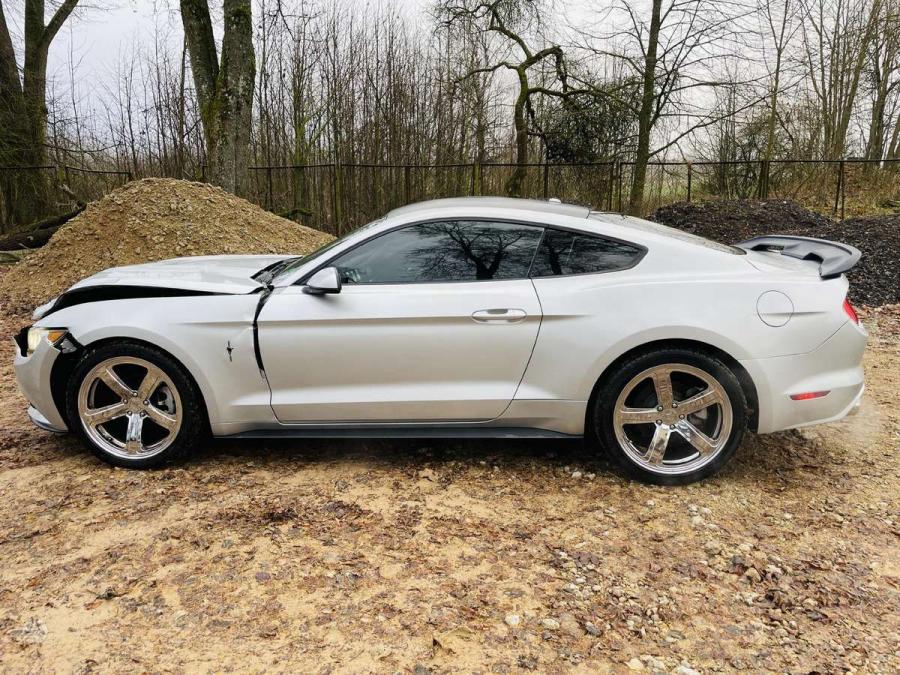 Pelēks Ford Mustang 2015 Kaišiadorys, ar dzinēja tilpumu 2.30 L un nobraukumu 110 tūkst. km par 7777 €, foto 8 vietnē AUTOMOTO.COM.LV